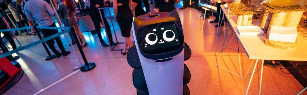 AXAMIT | Events | Robotická servírka pro váš vánoční večírek